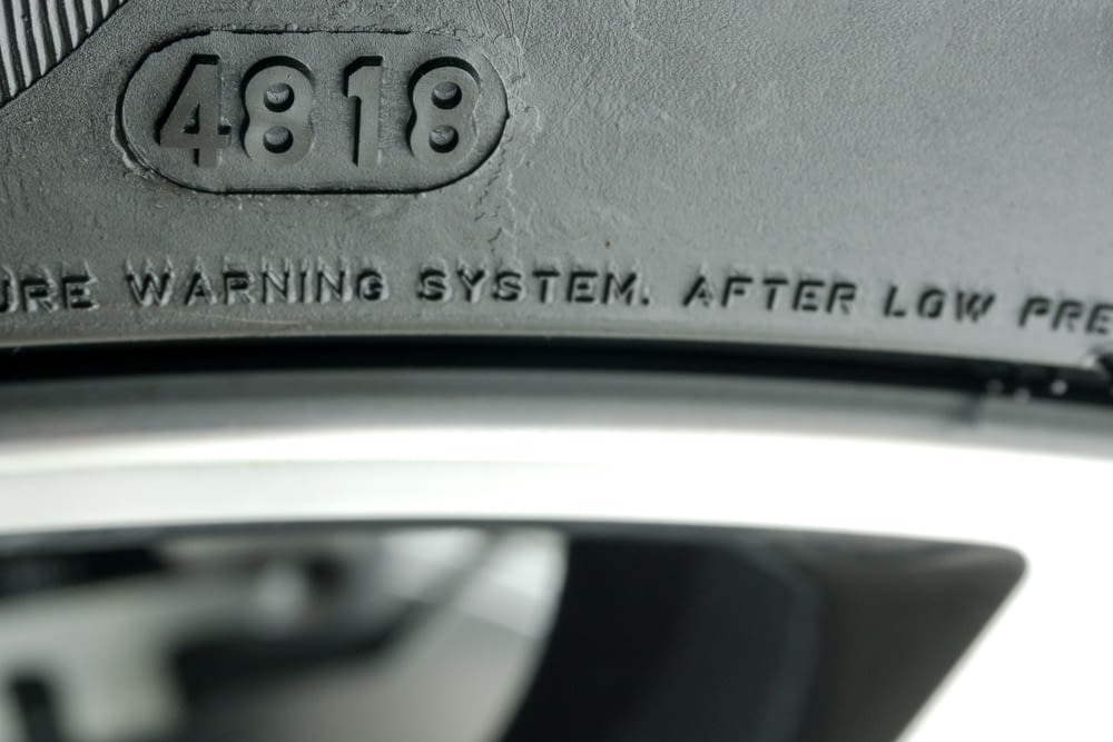 Wat te doen bij een platte band auto? Stappenplan en tips!